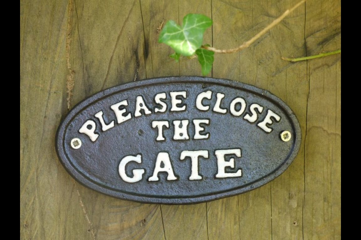 Vintage Style Cast Iron Please Close the Gate Wall Gate Sign Outdoor ...