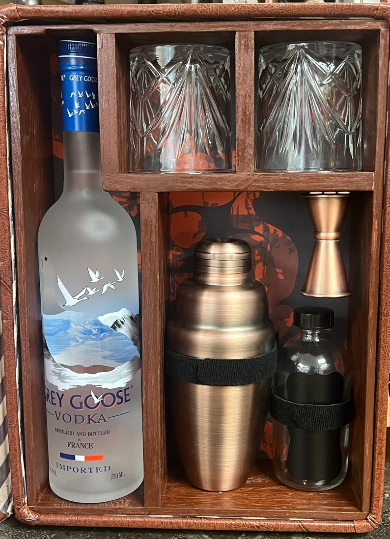 Vintage Style Portable Speakeasy Mini Plus Traveling Bar Case Chest ...