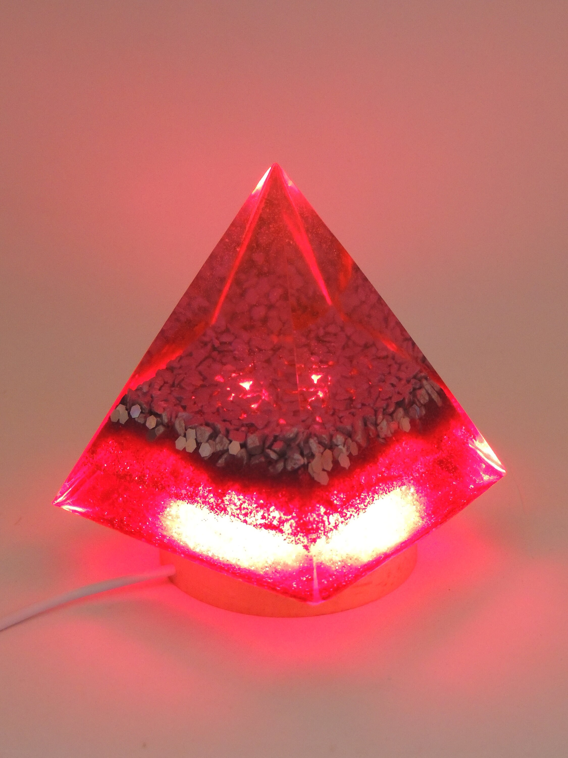 Pyramide en résine fait à la main pyramide presse papier - Etsy France