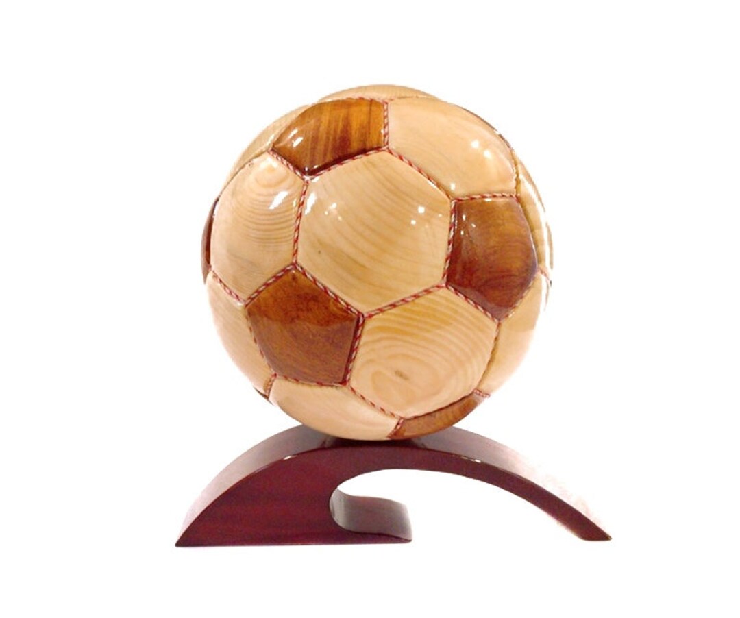Modelo de fútbol Balón de fútbol Hecho a mano en madera Dimensión 11 ...