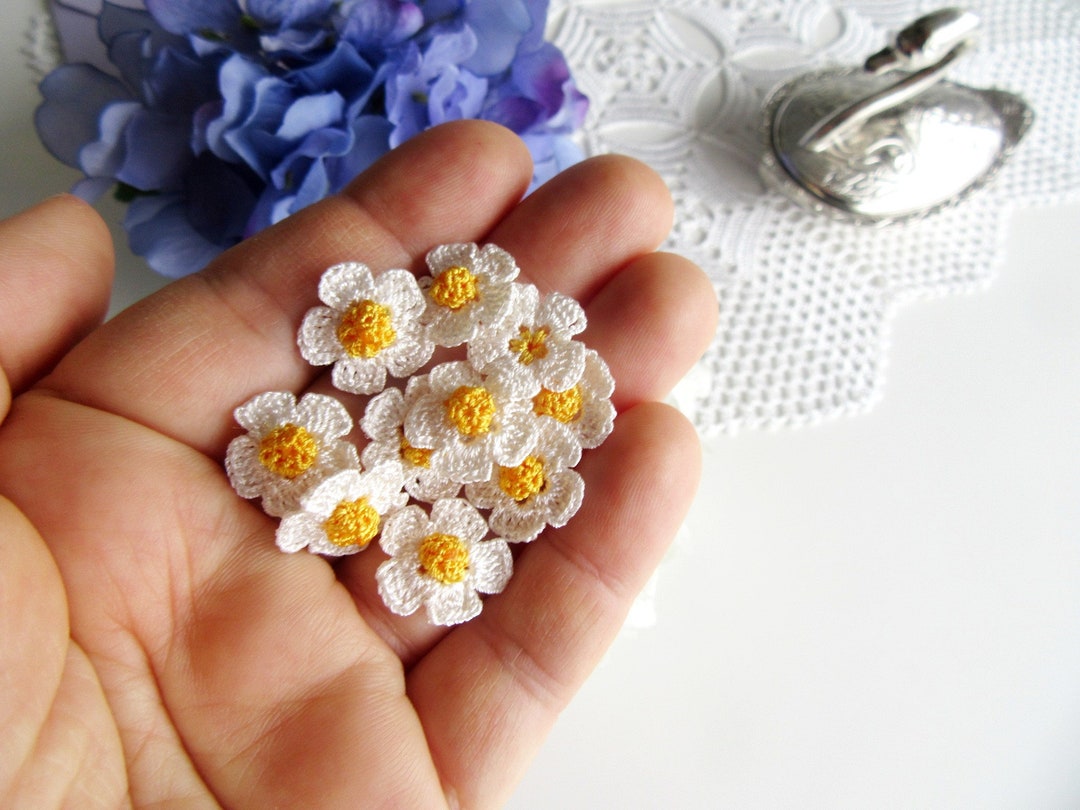 Mini Daisy Crochet Flower Applique, Micro Crochet Daisy Applique, Tiny ...