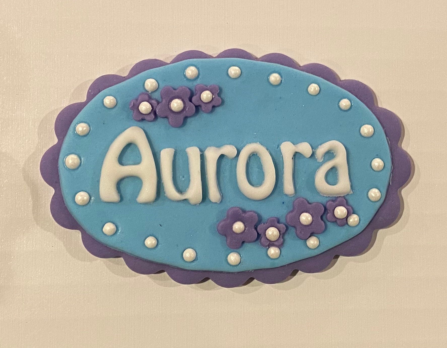 Personalized fondant plaque cake topper - Etsy
