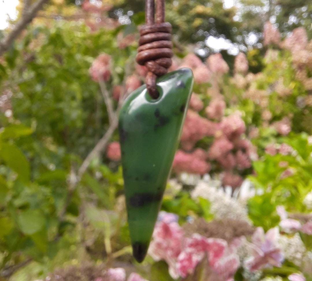 Colgante de jade Ogden con cordón de piel ajustable. - Etsy España