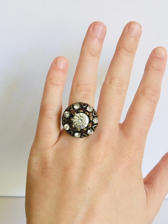 White rhinestone patterned circle - Gem