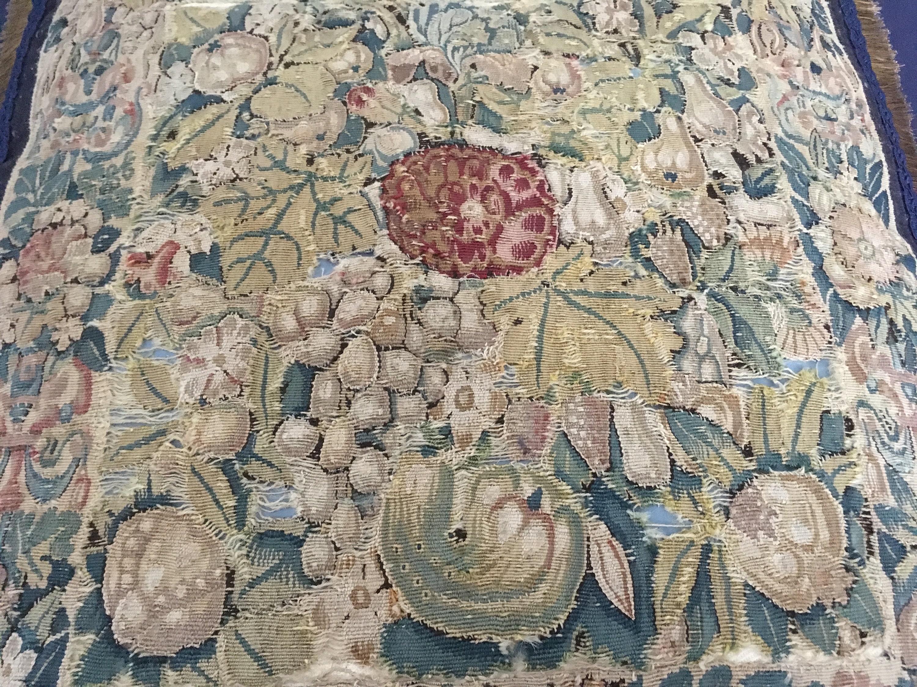 Tudor rose 17th c. tapestry cushion - Etsy España