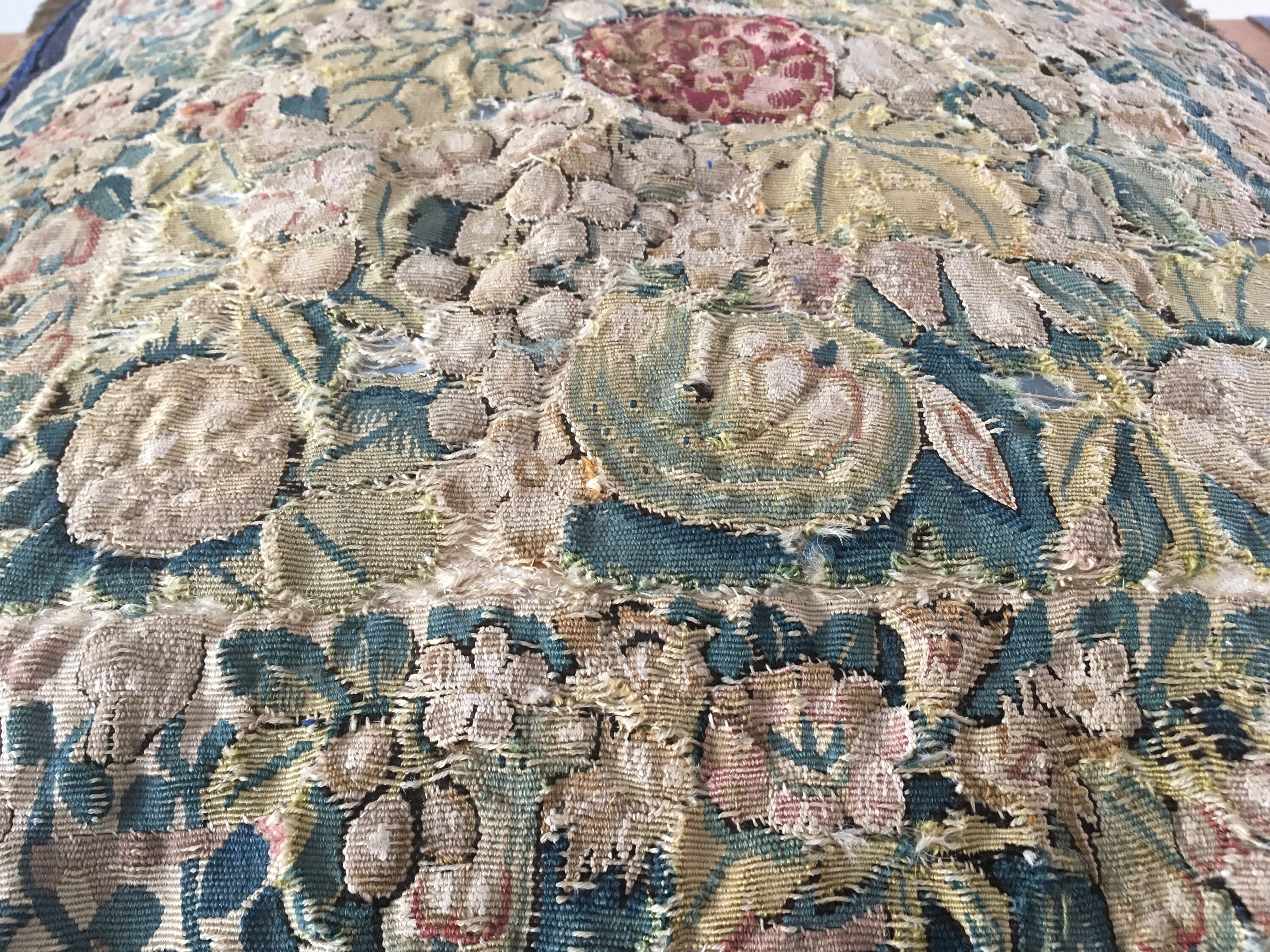 Tudor rose 17th c. tapestry cushion - Etsy España