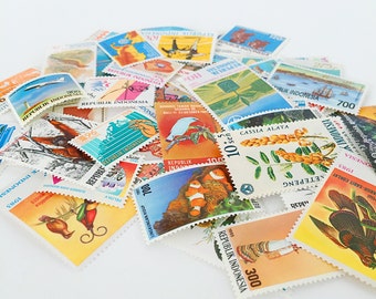 Vintage Postage Stamp Wrapping Paper / 12 Sheets
