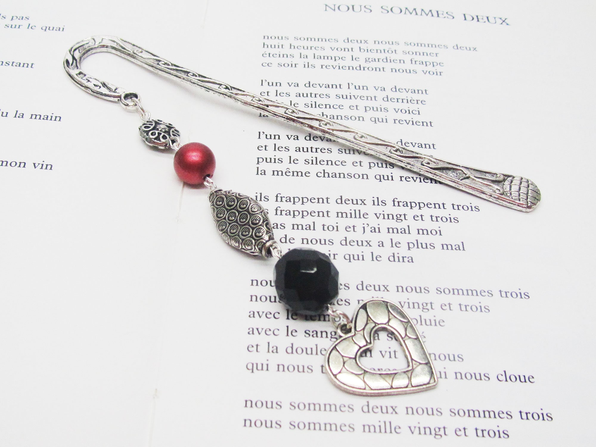Marque-page métal argenté pendentif coeur et perles rouges et noires ...