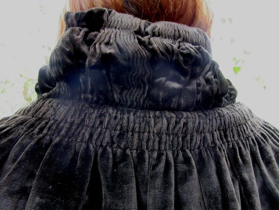 1920's black velvet cape, runched , knee length, high… - Gem