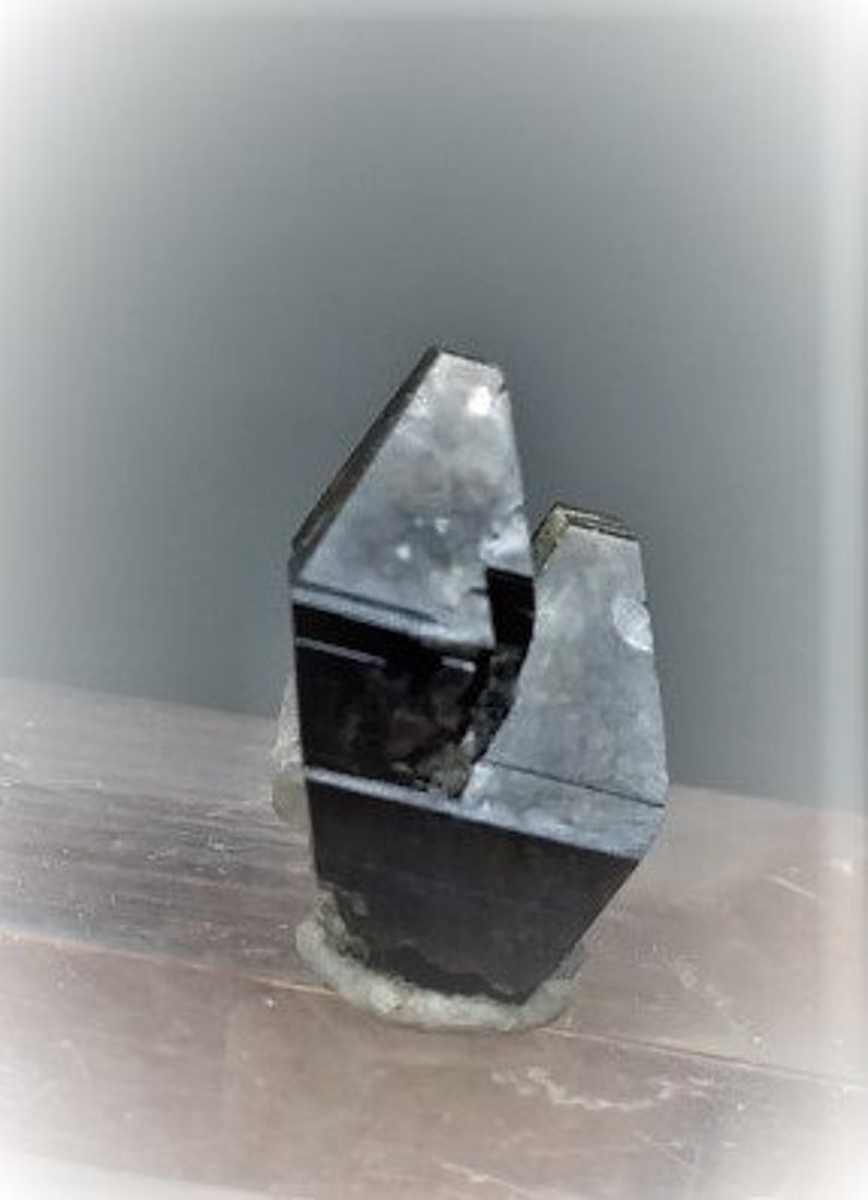 Blue/yellow Shaded Anatase Twin Crystals With a Tiny Beautiful White ...