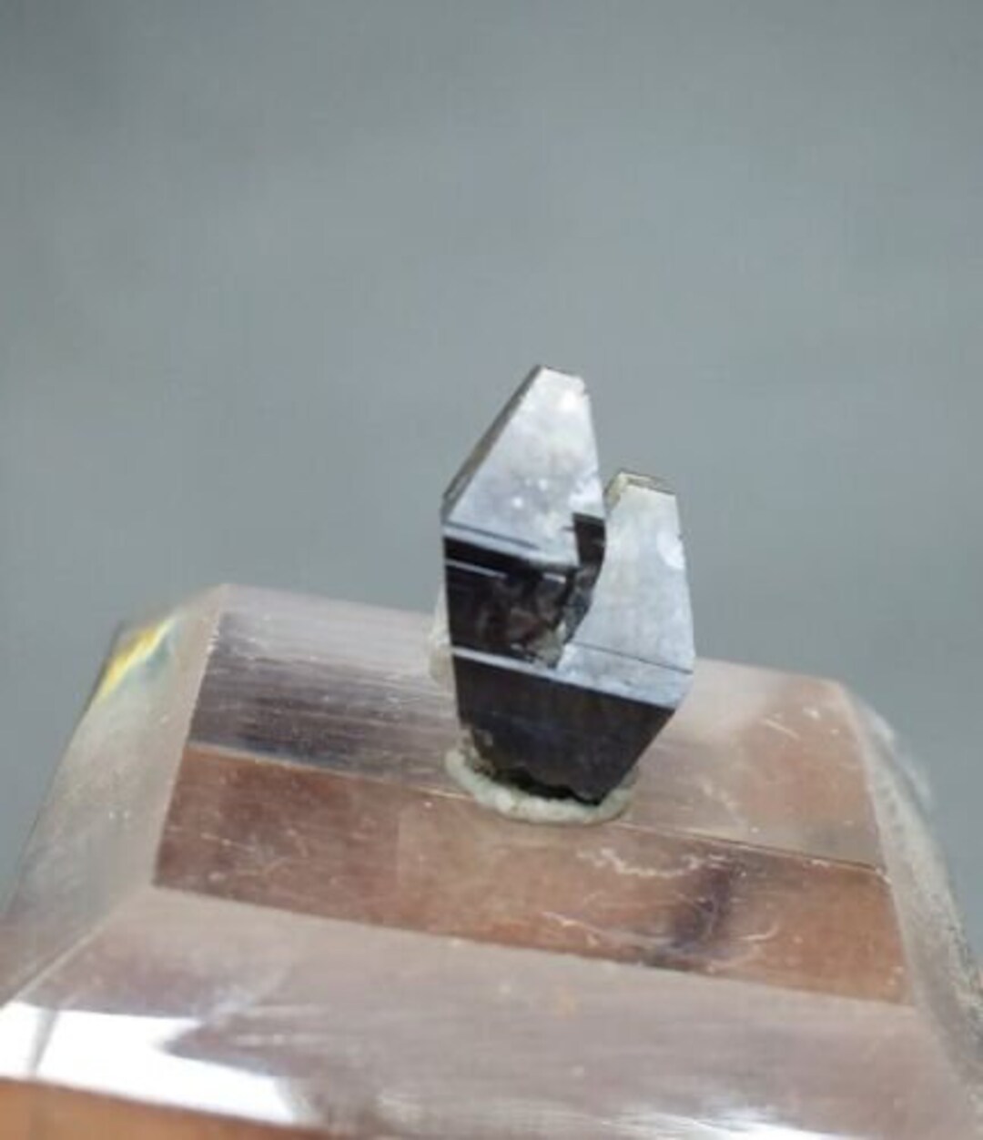 Blue/yellow Shaded Anatase Twin Crystals With a Tiny Beautiful White ...