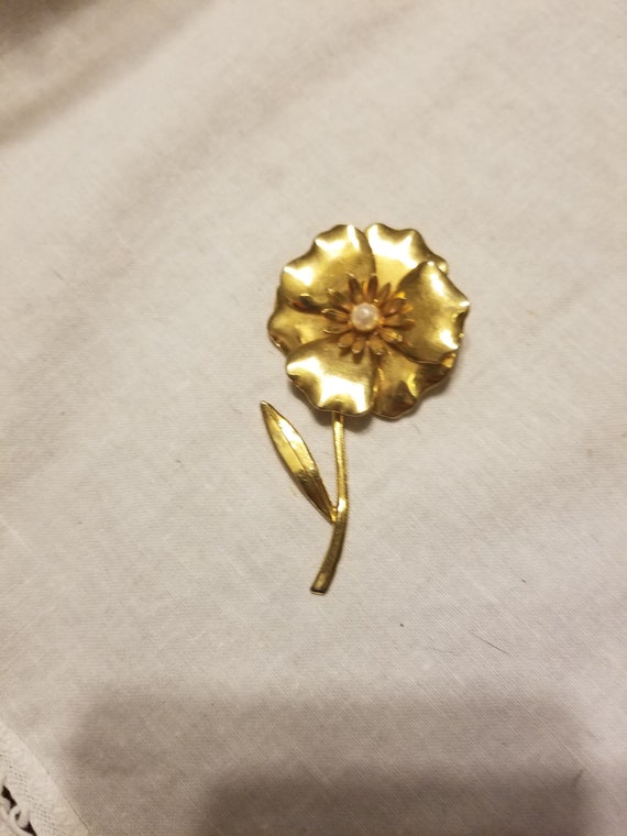 gold flower pin - Gem