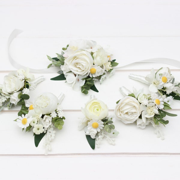 Daisy Boutonniere - Etsy
