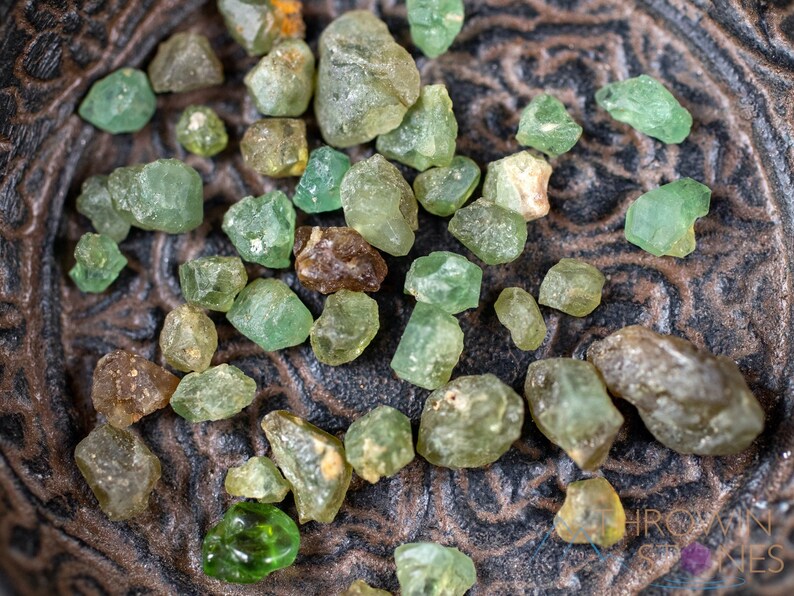 Raw GARNET Crystal Chips - Green Demantoid Alluvial - Small Crystals ...