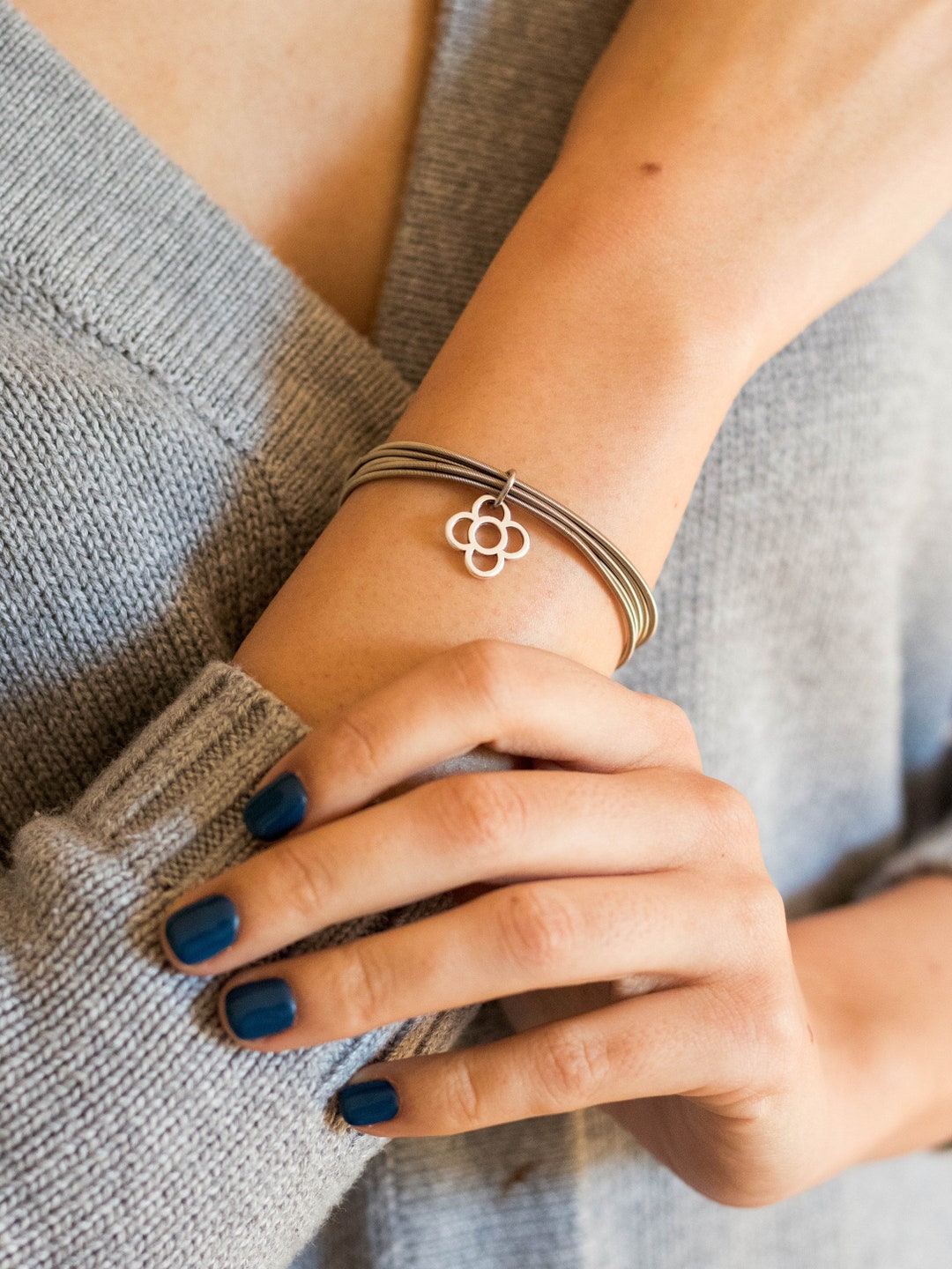 Set de pulseras plateadas con charm de la flor de Barcelona - Etsy España