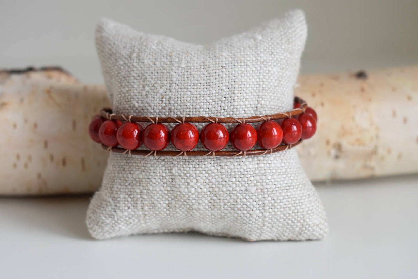Bracelet de pierres rouges tissées sur cuir brun pour femme. - Etsy France