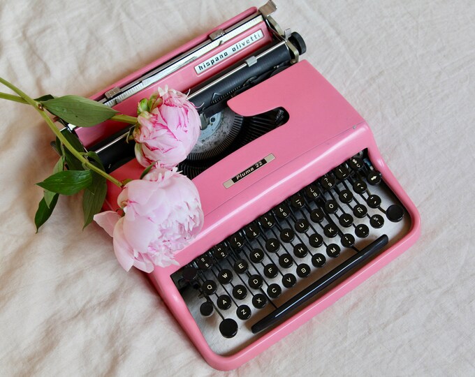 Olivetti Pluma Lettera 22 Vintage Pink Typewriter in Working Condition ...