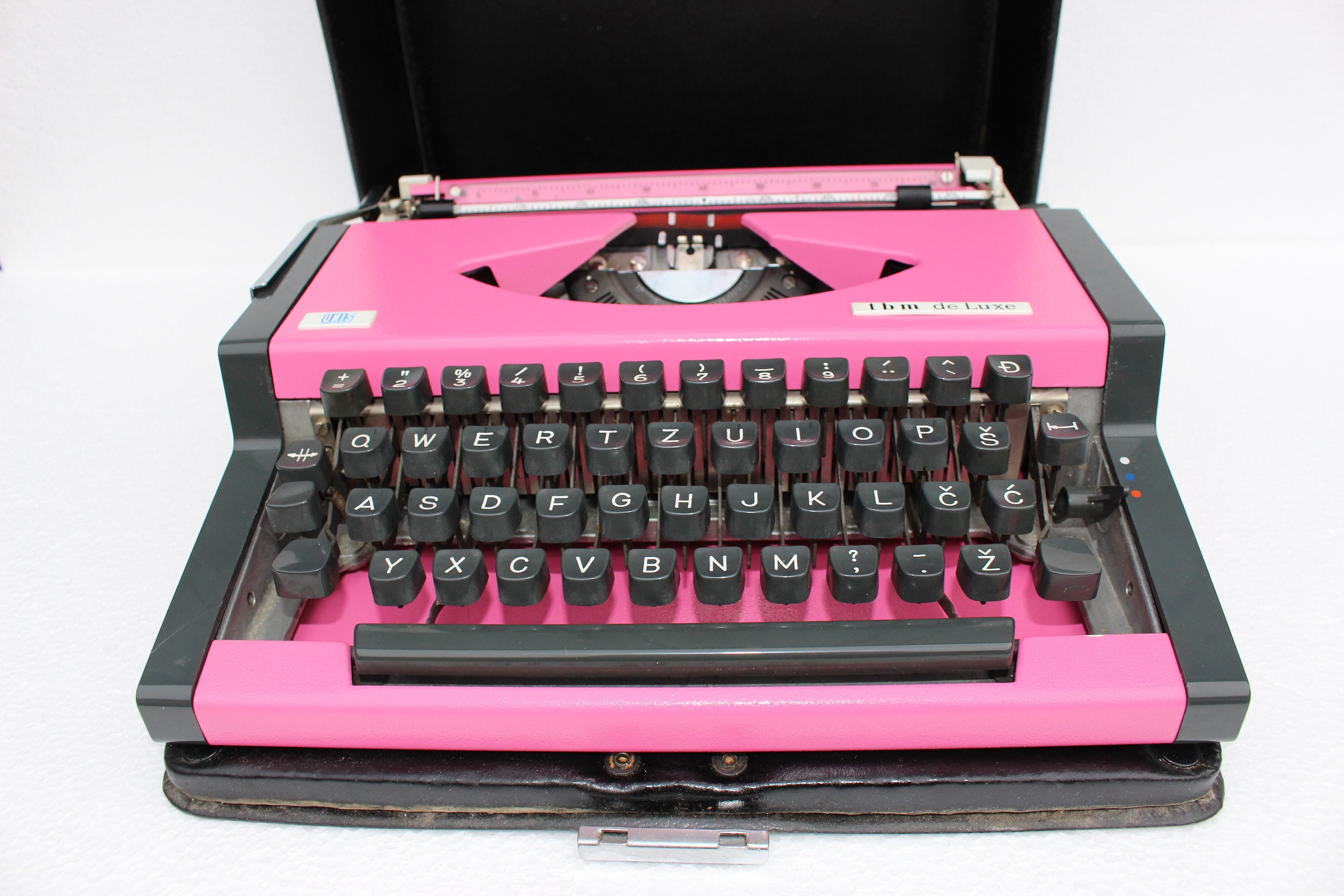 Vintage Pink Typewriter Unis TBM De Luxe / Olympia Traveller Deluxe ...