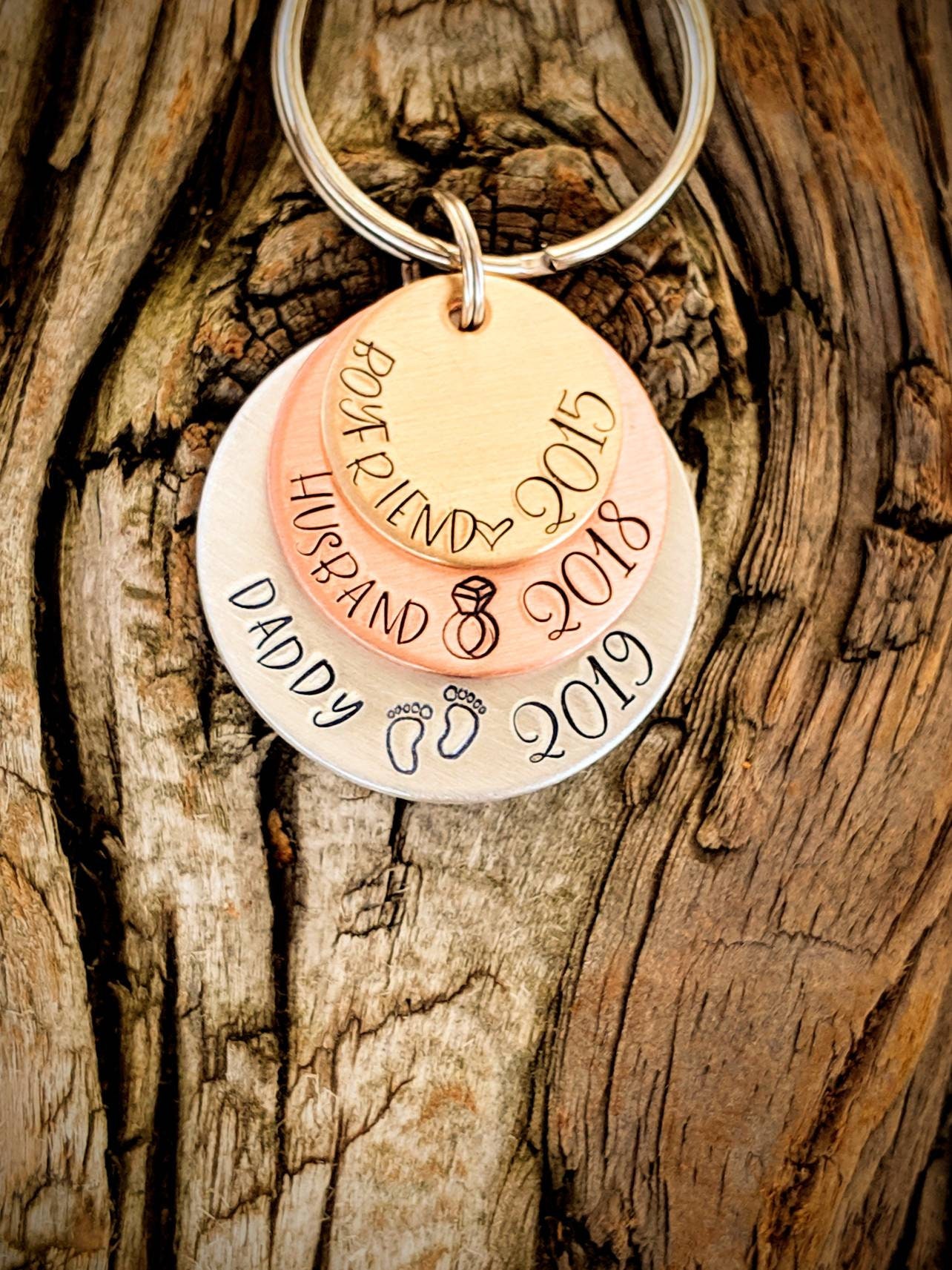 Personalized hand stamped dad keychain. Gift for new daddy. | Etsy