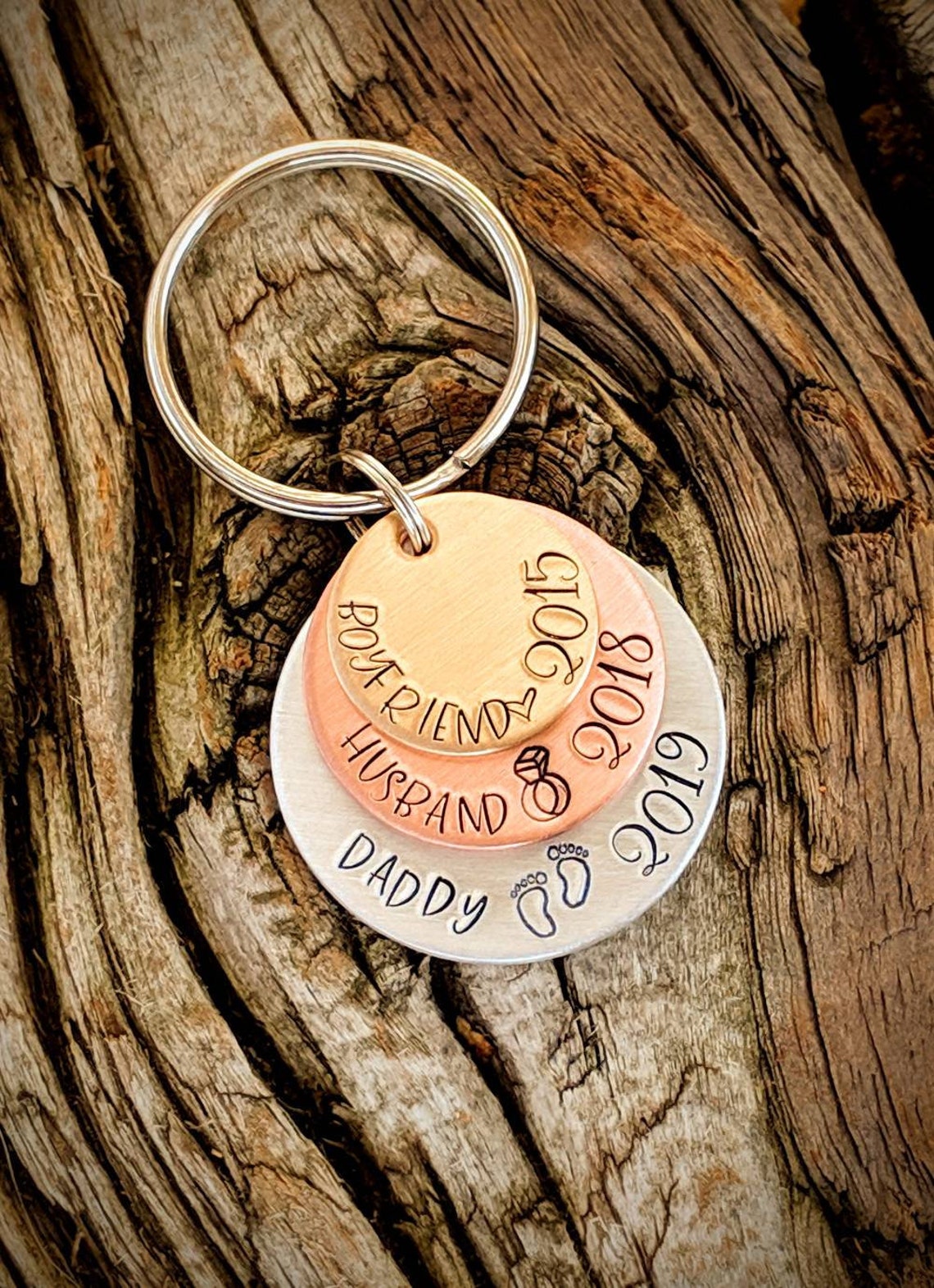 Personalized hand stamped dad keychain. Gift for new daddy. | Etsy