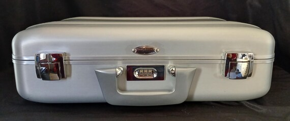 Zero halliburton attache case - Gem Zero halliburton attache case - Gem