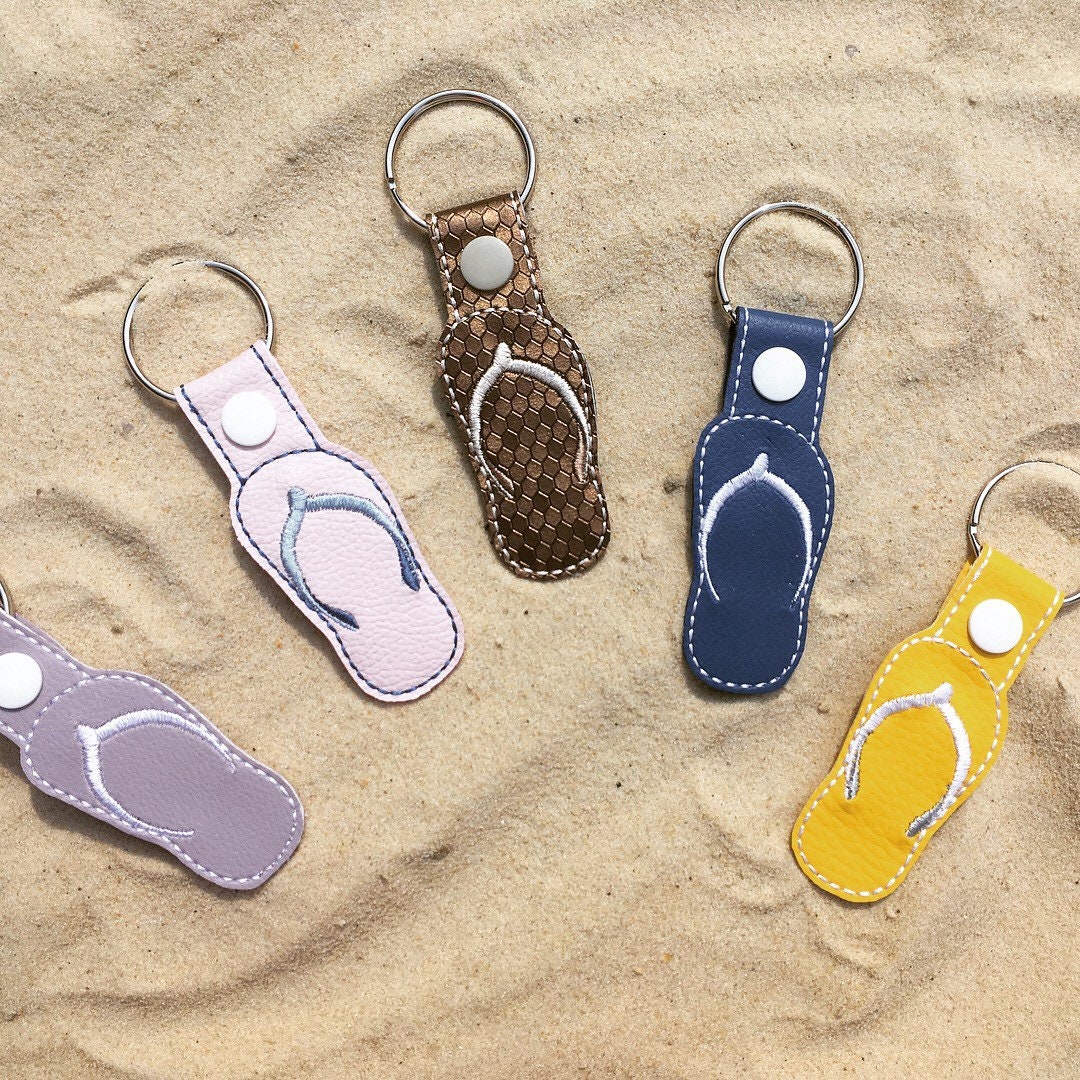 Flip flop key fob embroidered onto faux leather. Flipflop | Etsy