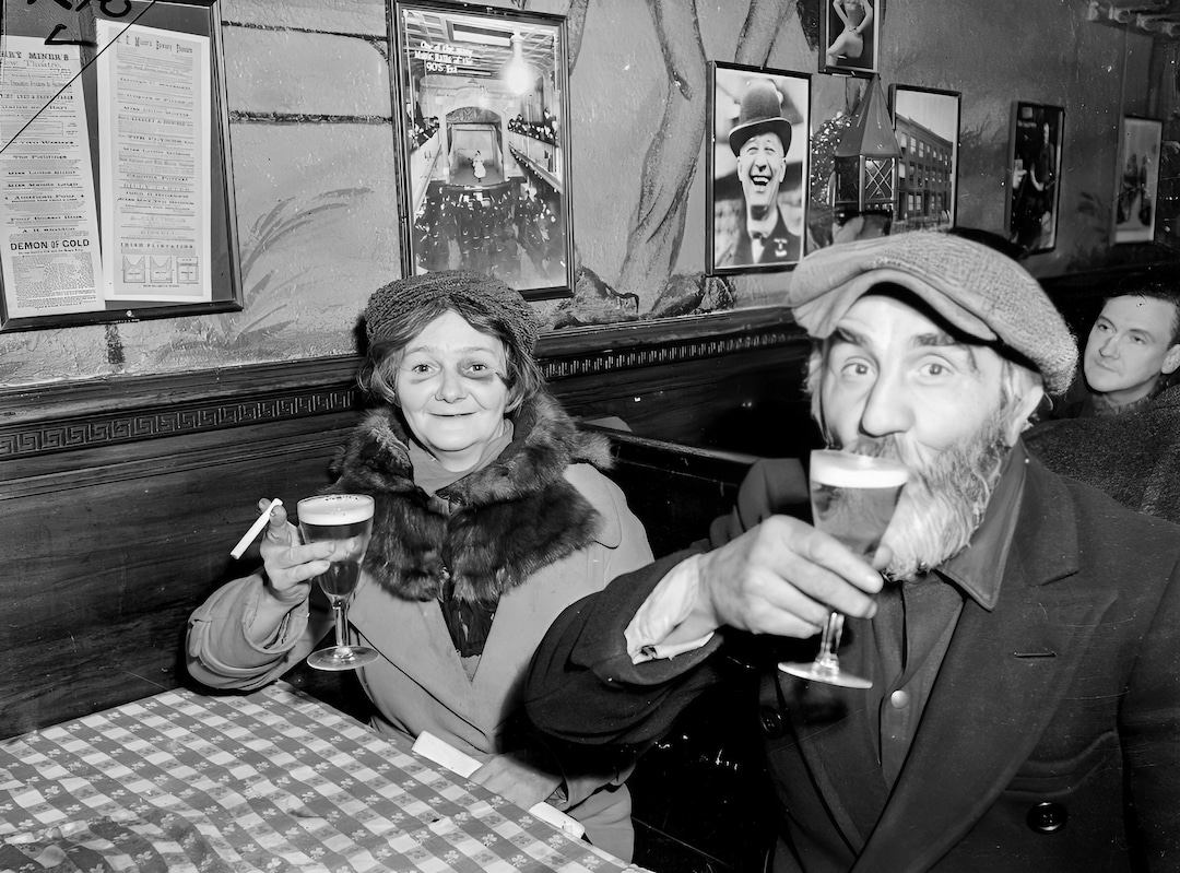 Vintage Bar Scene - Couple Enjoying Drinks - 1940s Pub Decor, Wall Art ...