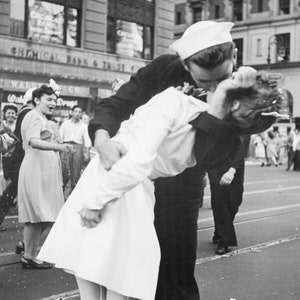 Kiss in Times Square - 1945 - NYC - WW2 - New York City - Times Square ...