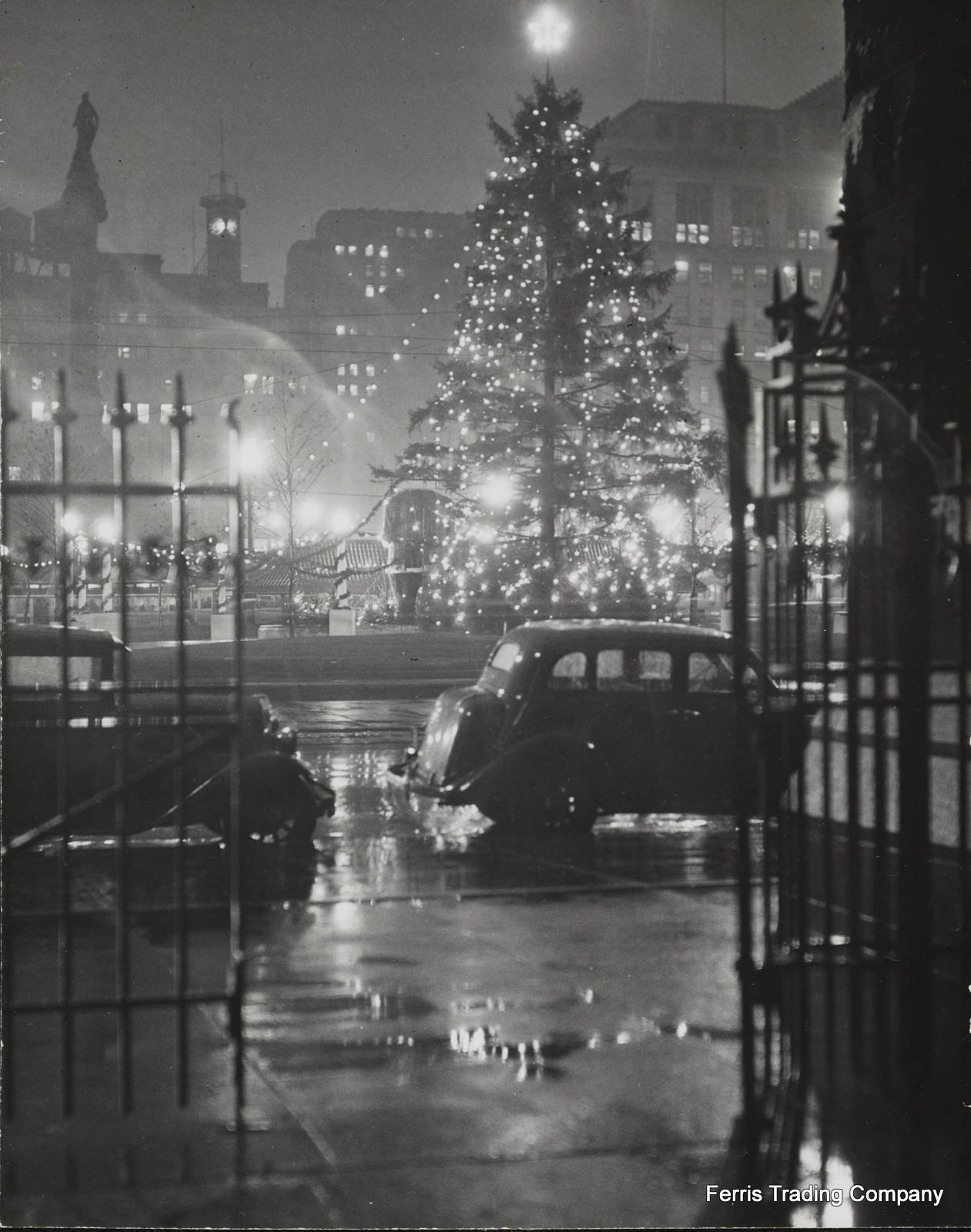 Vintage 1940s Christmas Tree Photo: Cleveland Public Square Holiday ...
