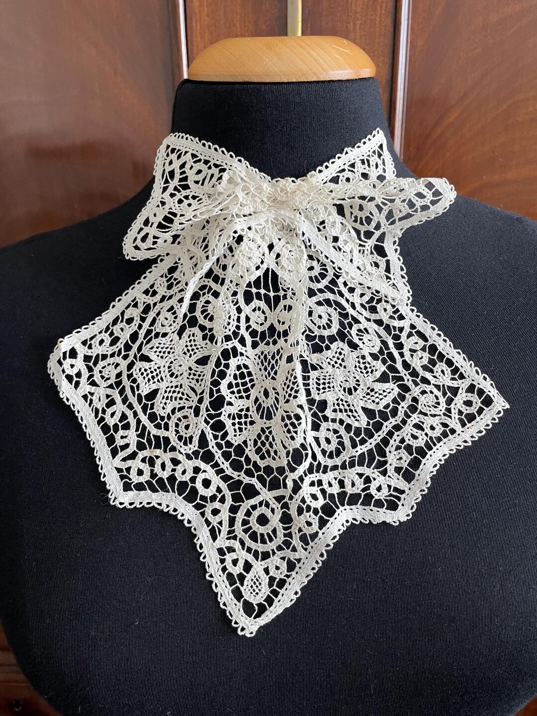 A Sweet Vintage Lace Bow/jabot to Be Worn at the Neck in Ivory - Etsy