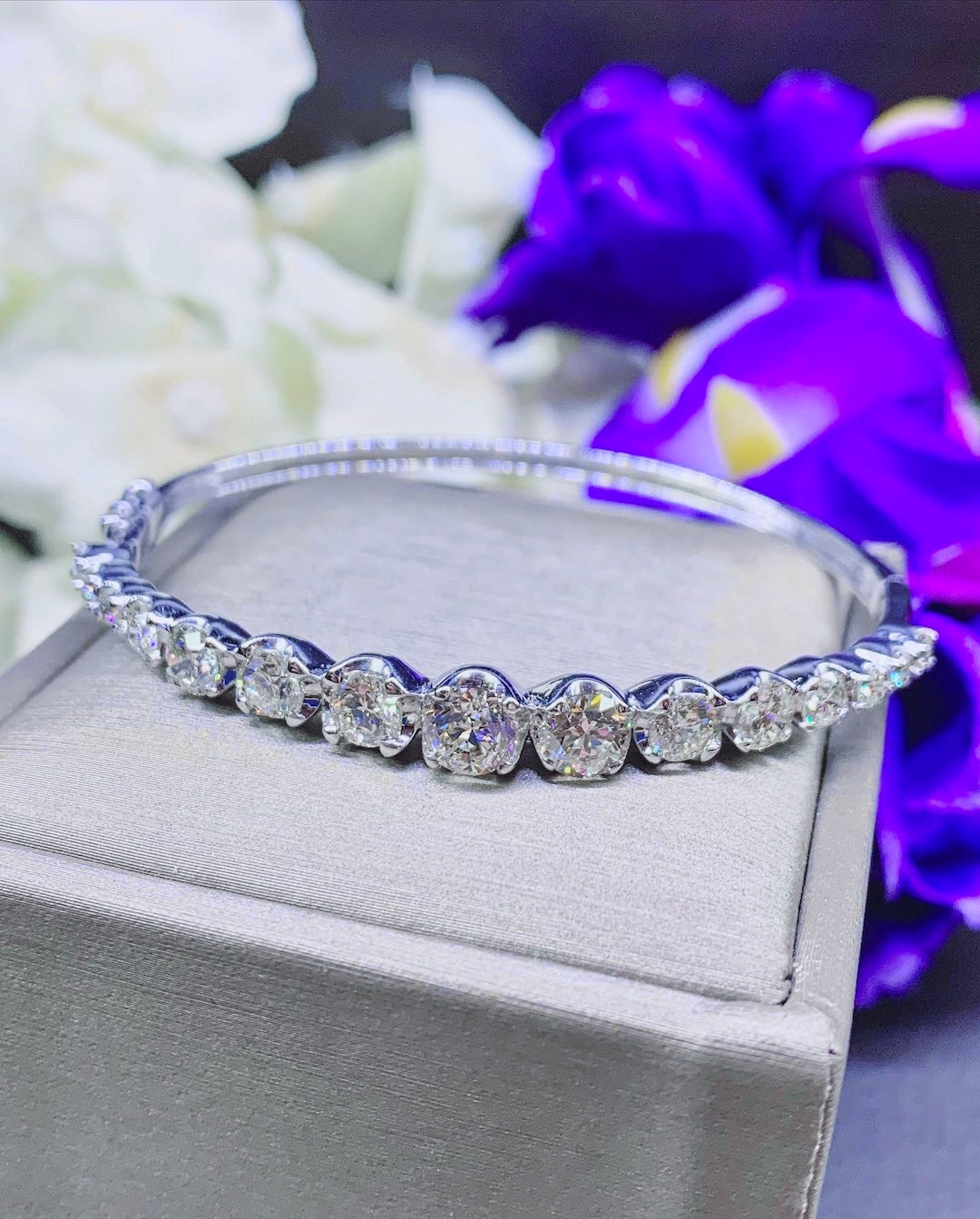 HUGE! 4.10TCW F/VS Diamonds in 18K Solid White Gold Bangle Jewelry ...