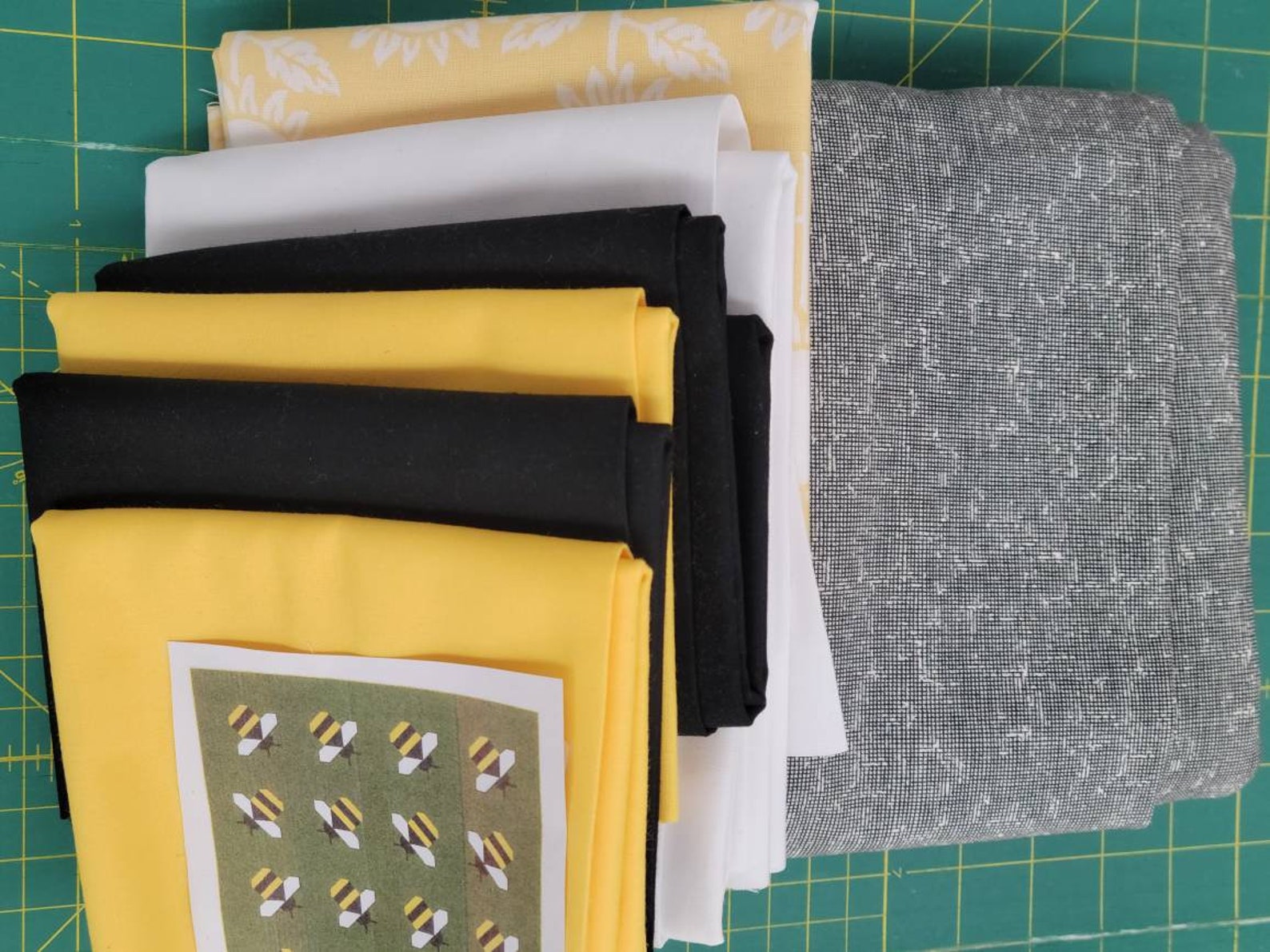 Bee Quilt Kit & Pattern, Bonus Firefly Pattern - Etsy