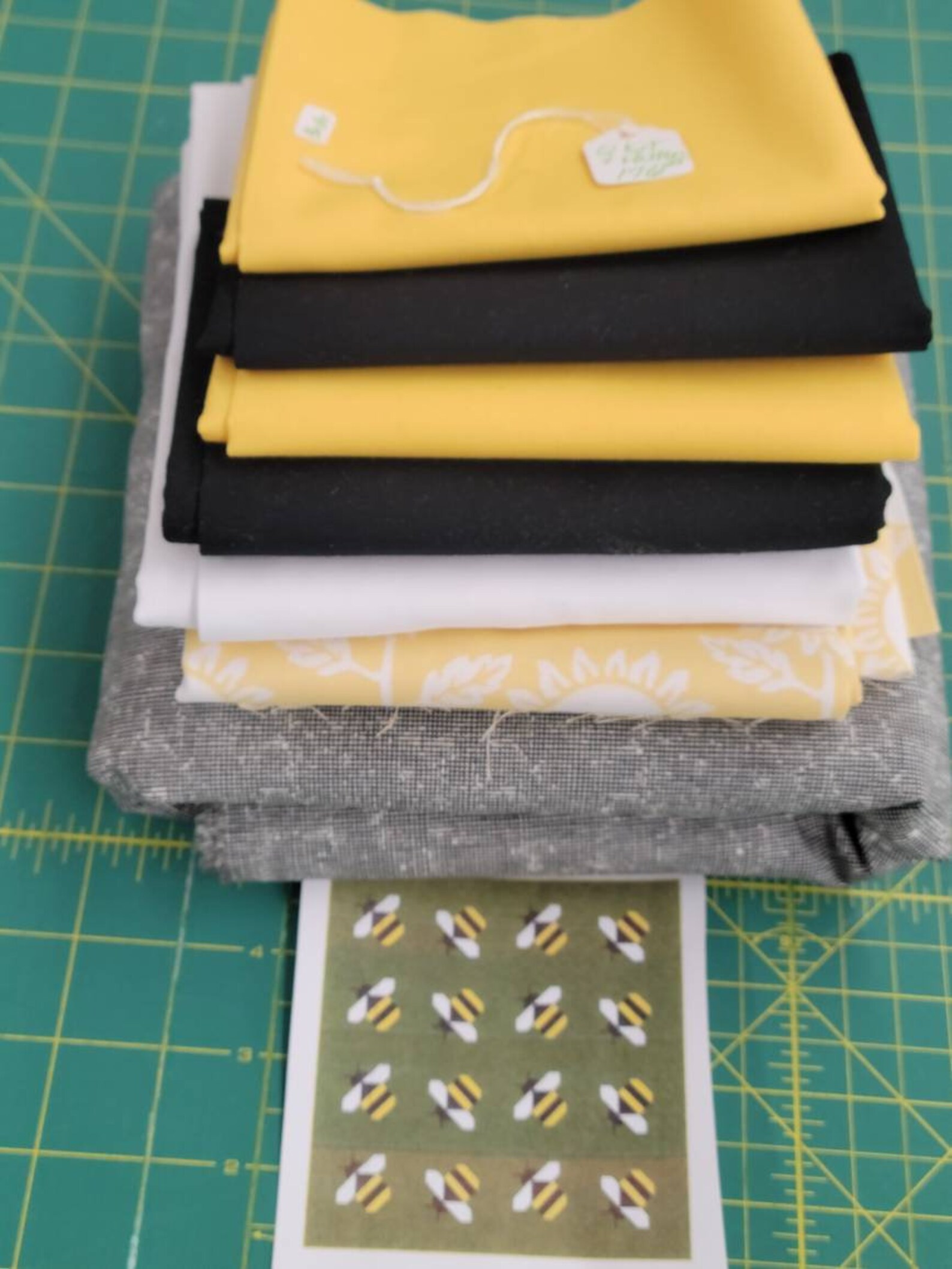 Bee Quilt Kit & Pattern, Bonus Firefly Pattern - Etsy