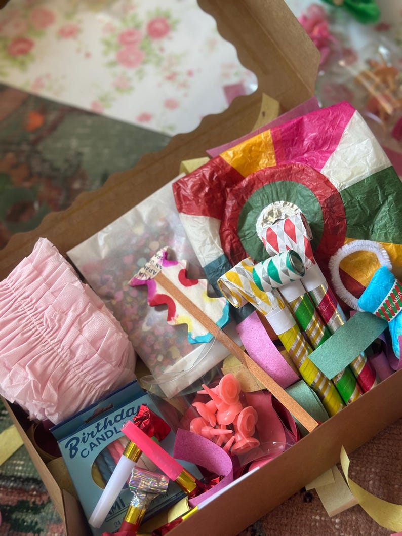 Vintage Party Box: Crepe Paper Festoon Garland, Serpentine Confetti ...