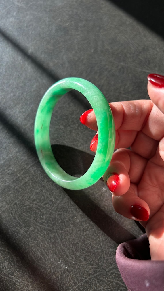 A full green translucent jadeite bangle - Gem