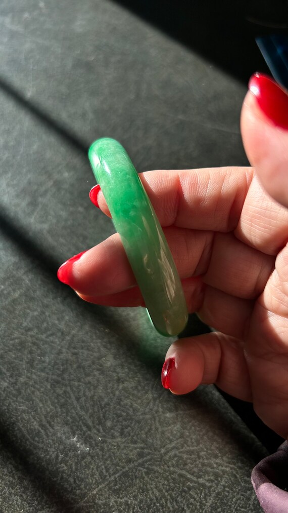 A full green translucent jadeite bangle - Gem