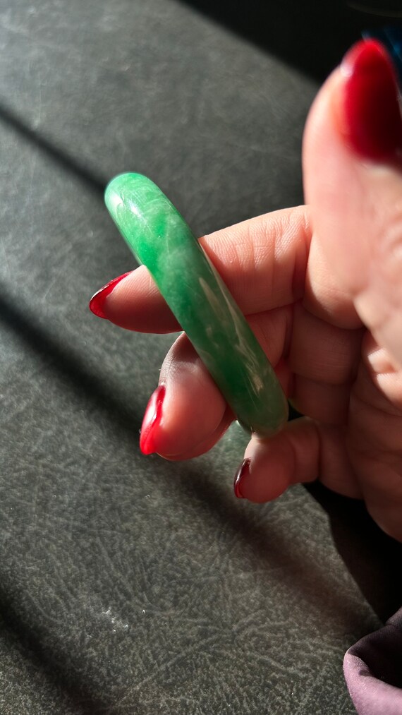 A full green translucent jadeite bangle - Gem