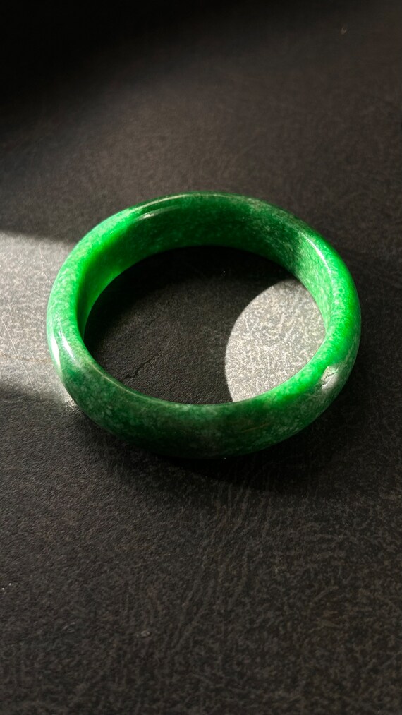 A genuine full green jadeite bangle - Gem