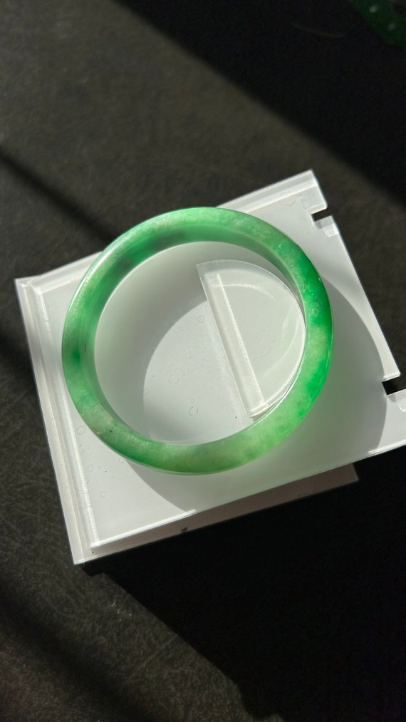 A full green translucent jadeite bangle - Gem