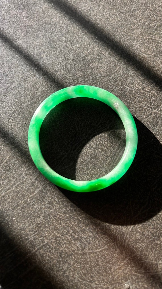 A full green translucent jadeite bangle - Gem
