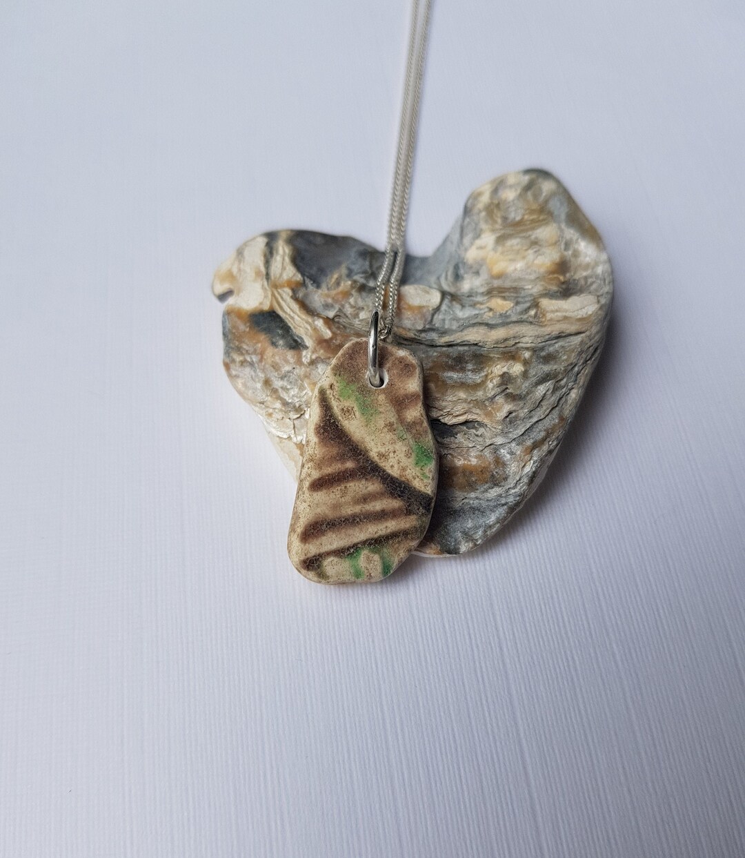 Collier de poterie de mer poterie de mer beige, marron et vert effet de branche chaîne en argent ...