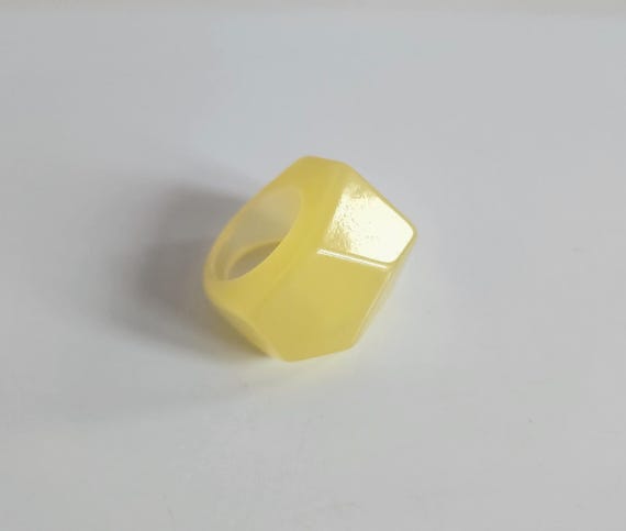 Retro Modernist Lemon Yellow Lucite Ring, Size 7 - Gem