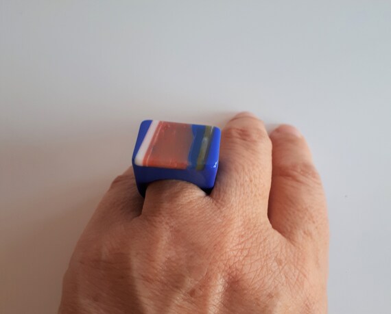 Royal blue lucite plastic ring with layered multicolo… - Gem