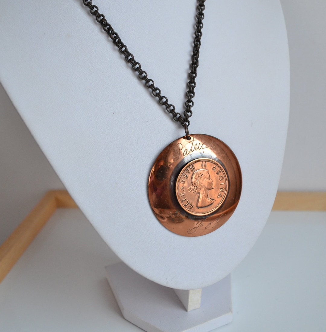 Large Vintage Queen Elizabeth II Copper Faux Coin Pendant Necklace - Etsy