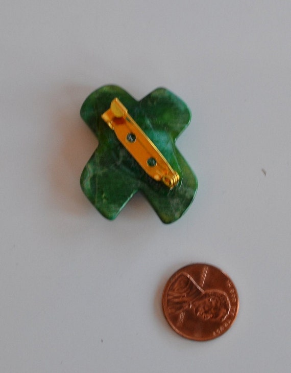 Hand carved green stone X Kiss symbol sign brooch pin… - Gem
