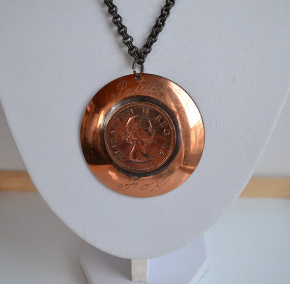large Vintage Queen Elizabeth II copper faux coin pen… - Gem