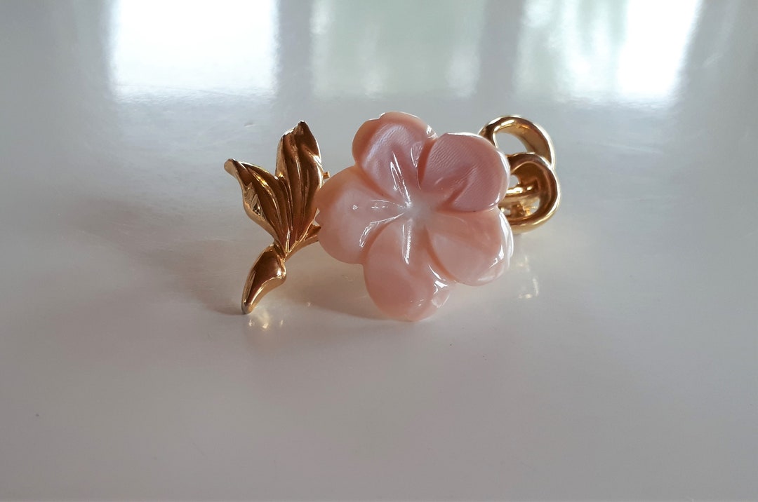 Vintage vintage nácar rosa tallado a mano MOP shell gold metal flower ...