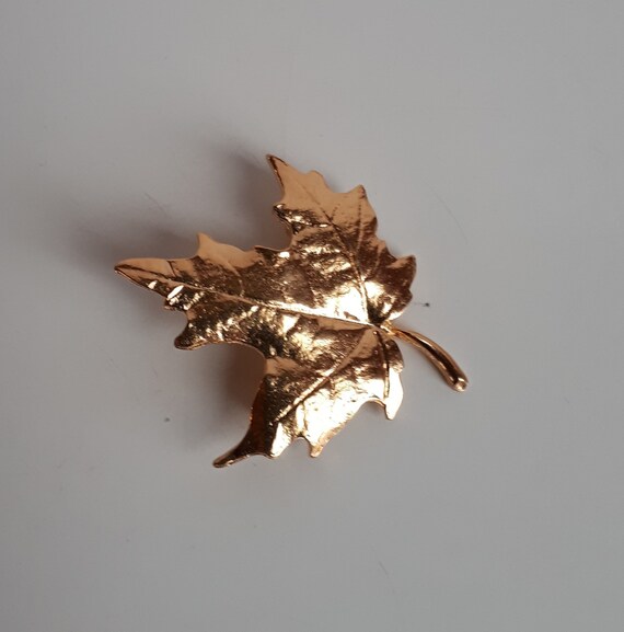 small Vintage gold plate realistic maple leaf Brooch … - Gem