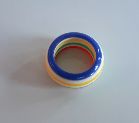 Lucite plastic domed band ring with layered rainbow m… - Gem