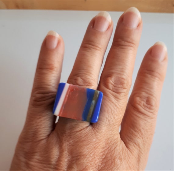 Royal blue lucite plastic ring with layered multicolo… - Gem